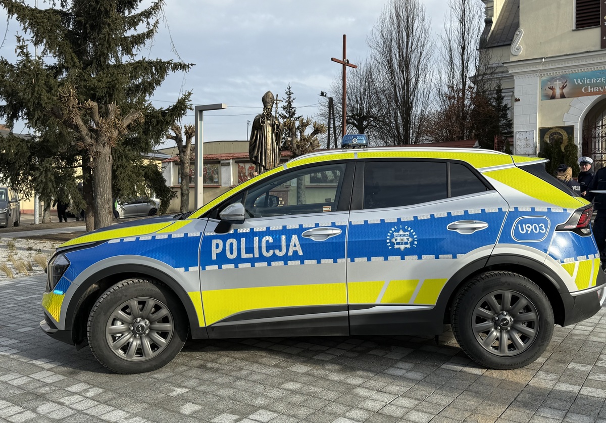 Nowy radiowóz dla policjantów Komisariatu Policji w Dobrej - Aktualności - KPP Turek